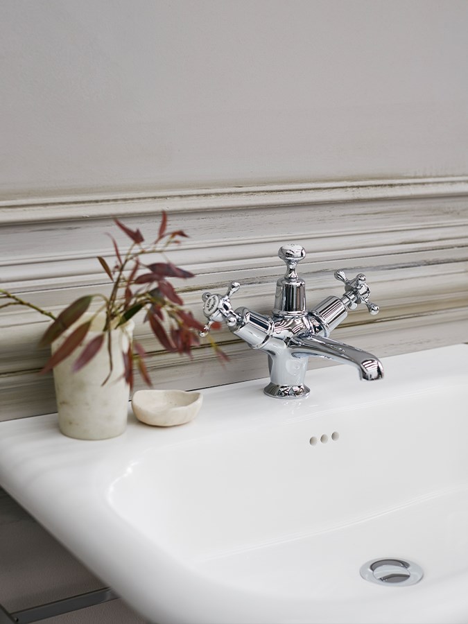 Small roll top basin with stainless steel stand